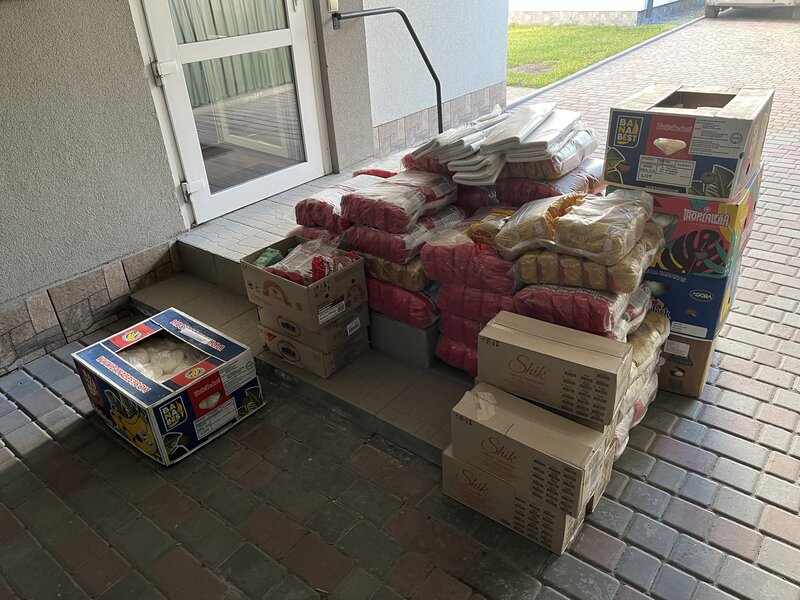 Helping isolated elderly people with food parcels - Ekreative Gift